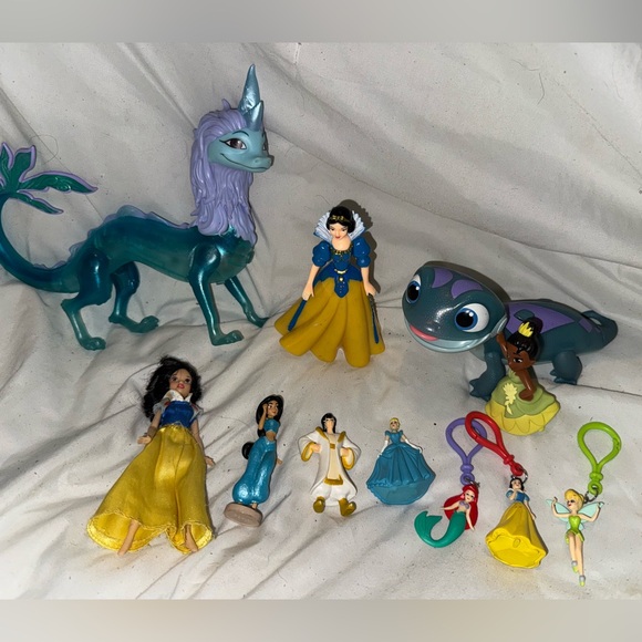 Disney | Toys | 1 Pc Disney Princess Theme Lot Snow White Aladdin Raya ...
